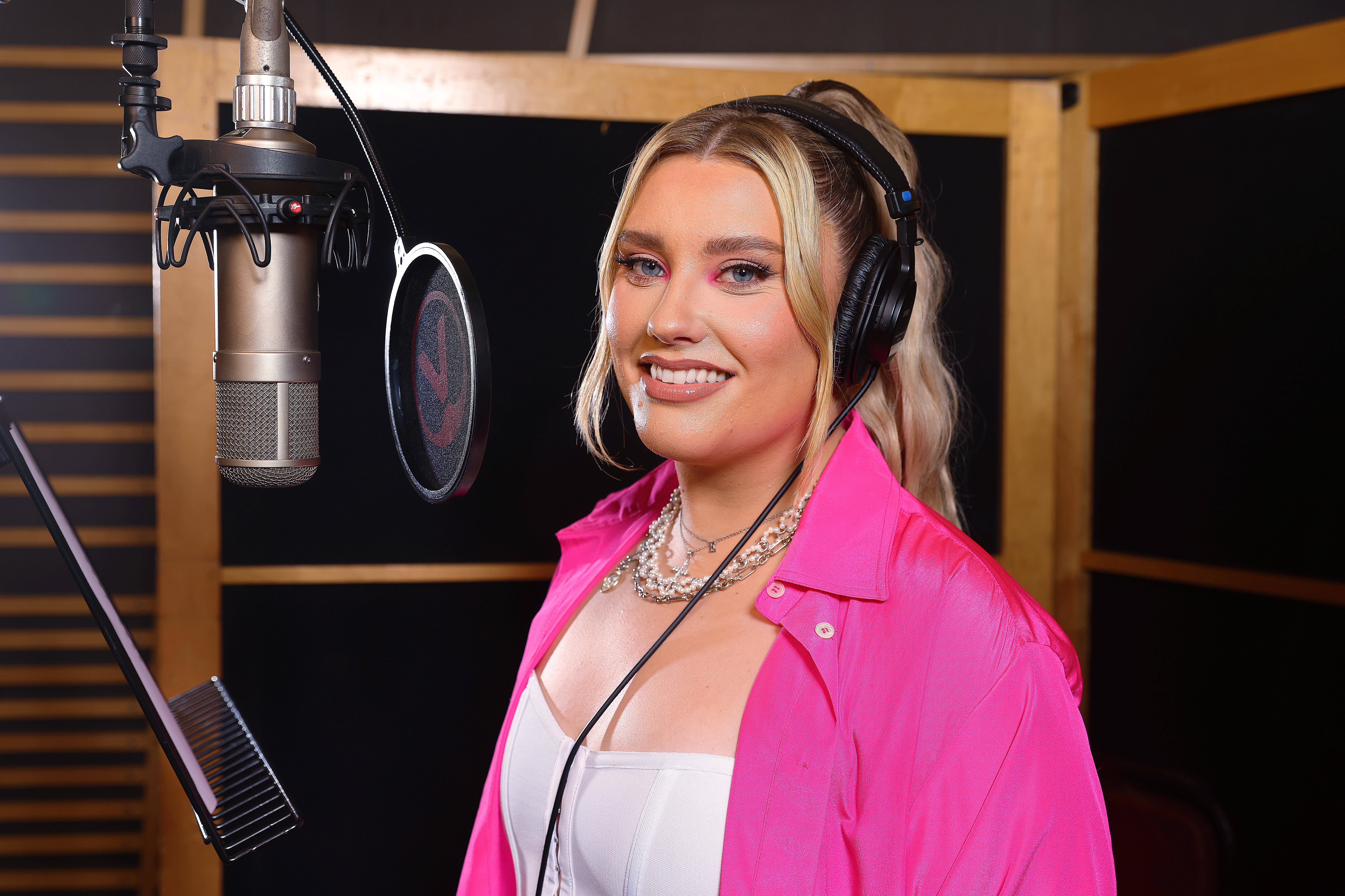 Iconic advert recreated by mega British star - and positive female role ...